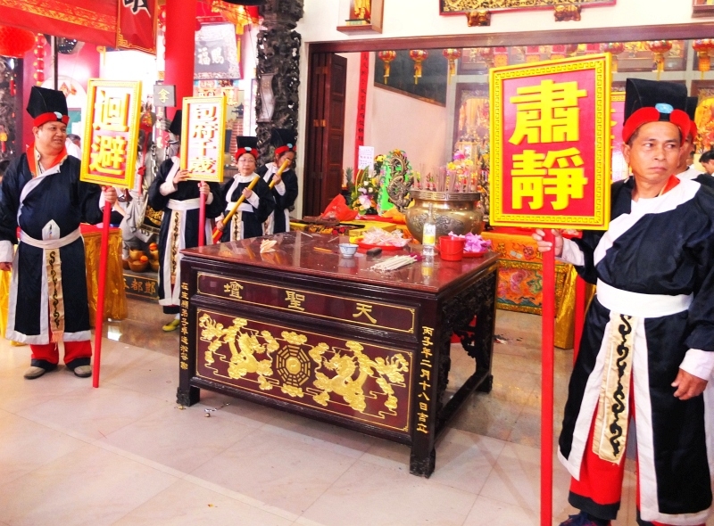 Most Number Of Mediums In A Trance At One Location | Singapore Book Of ...